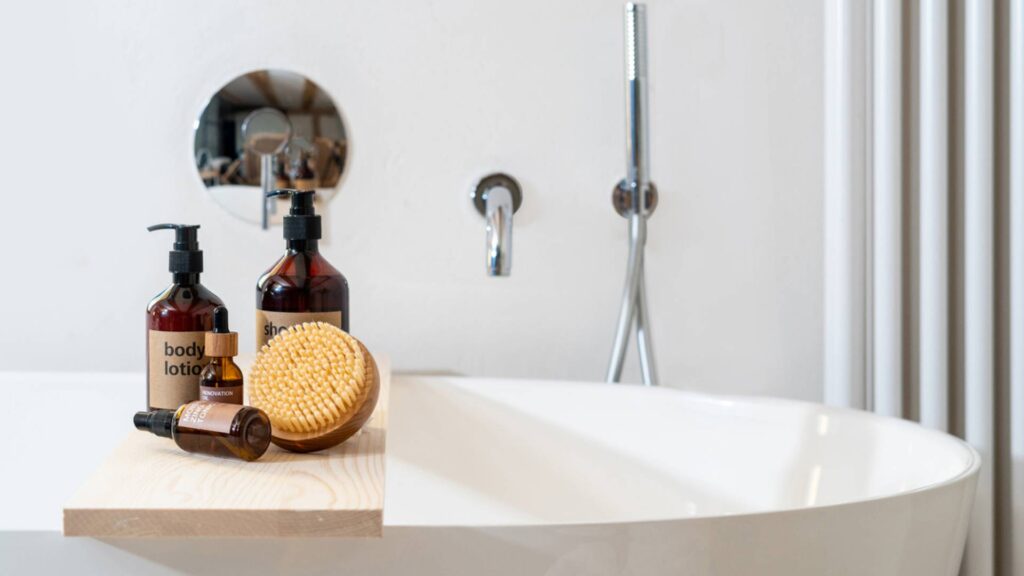 Welcome basket ideas for your guests: what to include